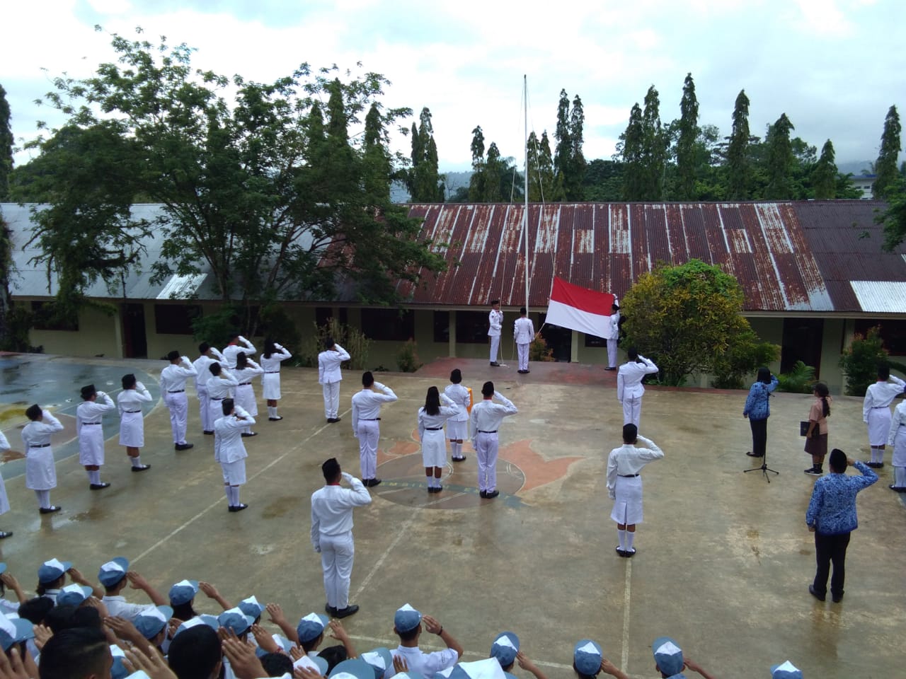SMA NEGERI 4 AMBON MELAKSANAKAN UPACARA BENDERA DALAM RANGKA PERAYAAN HUT RI KE 74 TAHUN 2019